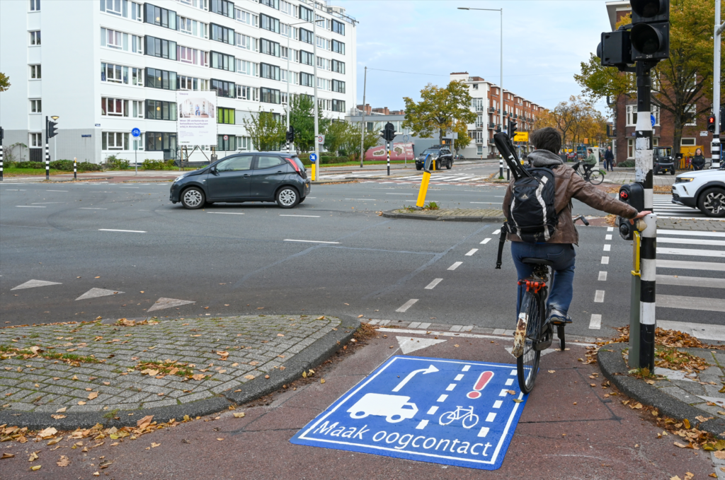 Waarschuwing dode hoek op drukke kruisingen in Amsterdam - AMSTERDAM ...