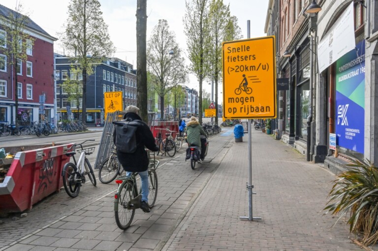 De proef ‘Snelle fietsers naar de rijbaan’ is in volle gang - AMSTERDAM ...